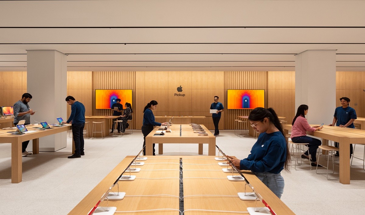 Delhi Apple Store Opens its Doors with a Bang - Indian Retailer
